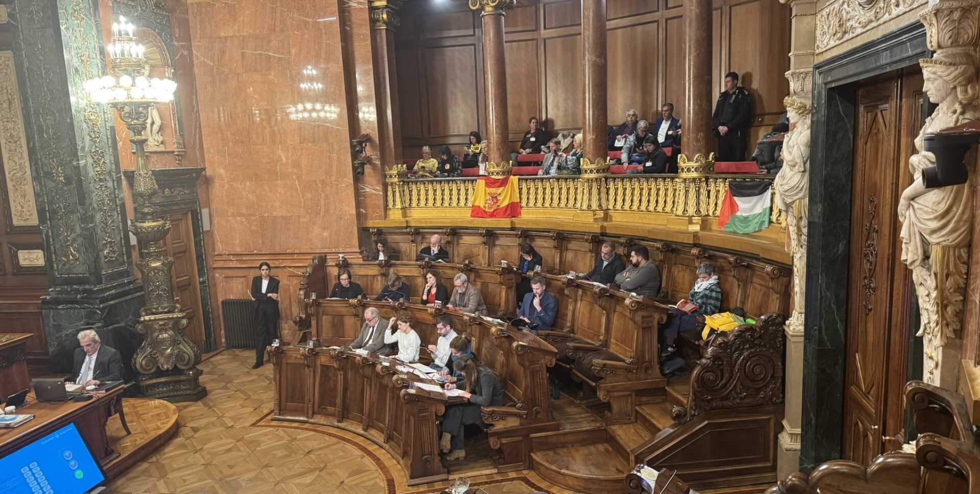 VOX logra que la bandera de España esté presente en el salón de plenos ...